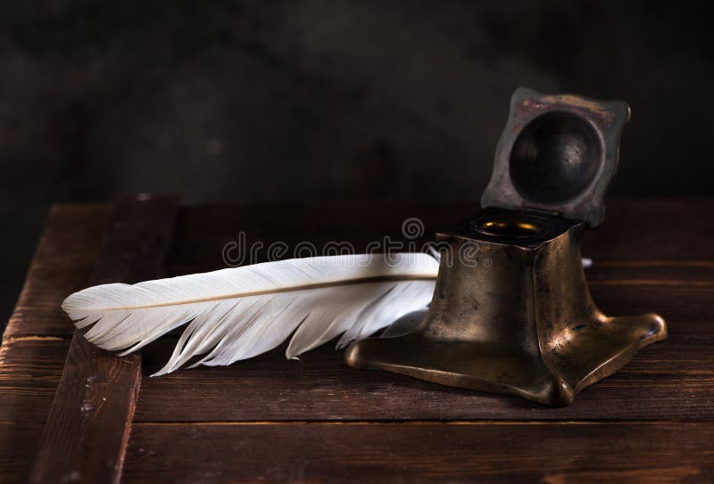 Tintero Antiguo Con La Pluma De La Pluma Y El Papel De Escribir Viejo ...