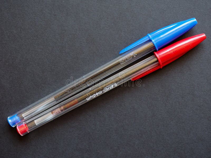 Pluma azul y roja del Bic foto editorial. Imagen de azul - 75663051