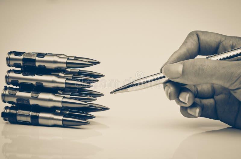 Pluma contra bullet imagen de archivo. Imagen de oprima - 103095461
