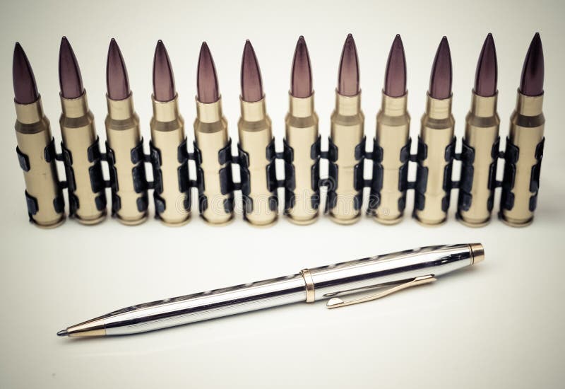 Pluma contra bullet foto de archivo. Imagen de derechos - 103095946