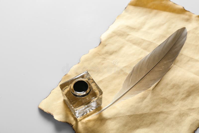 Pluma De La Pluma Con El Tintero Y El Papel En Blanco Imagen de archivo ...