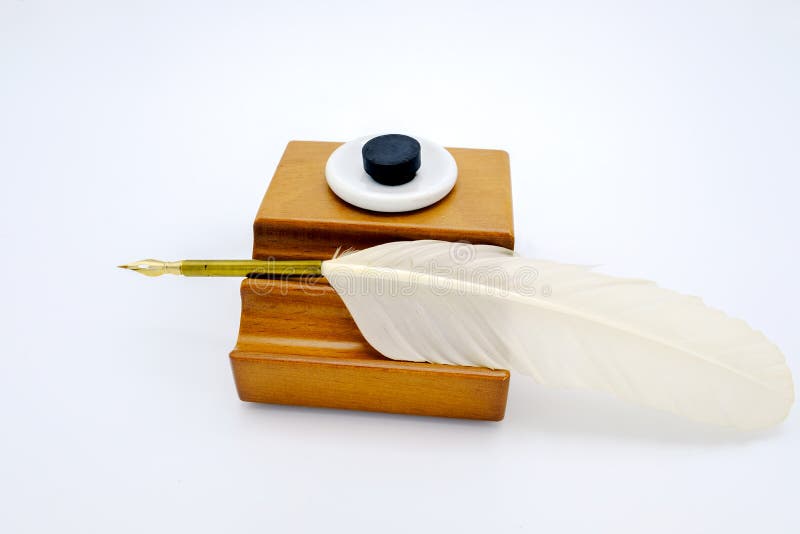 Emplume La Pluma Con El Tintero Antiguo En El Fondo Blanco Foto de ...