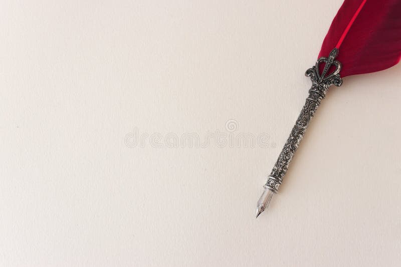 Pluma De Tinta Vintage Con Pluma Roja Imagen de archivo - Imagen de ...