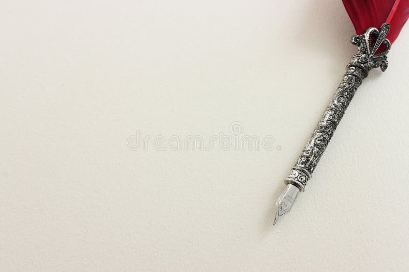 Pluma De Tinta Vintage Con Pluma Roja Imagen de archivo - Imagen de ...