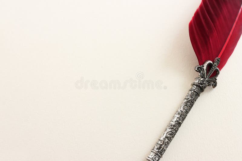 Pluma De Tinta Vintage Con Pluma Roja Imagen de archivo - Imagen de ...
