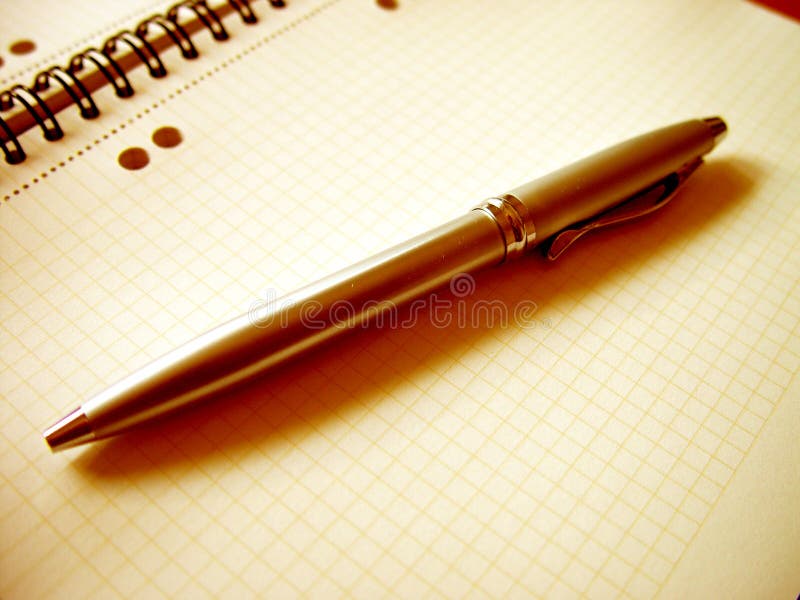 PLUMA DEL ASUNTO EN UN CUADERNO Foto de archivo - Imagen de ejercicio ...