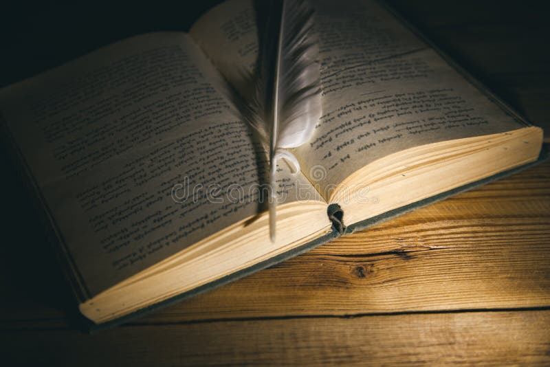 Pluma en el libro abierto foto de archivo. Imagen de historia - 255828474