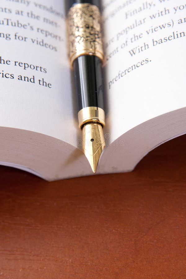 Bolígrafo en un libro imagen de archivo. Imagen de estudio - 18272183