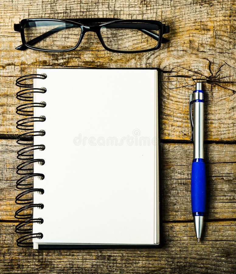 Pluma Y Libreta En El Escritorio De Madera Imagen de archivo - Imagen ...
