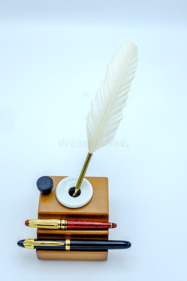 Pluma Y Pluma De La Pluma En Un Tintero Foto de archivo - Imagen de ...