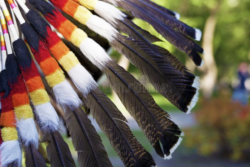Plumes Multicolores D'une Coiffe Nationale Indienne Image stock - Image ...