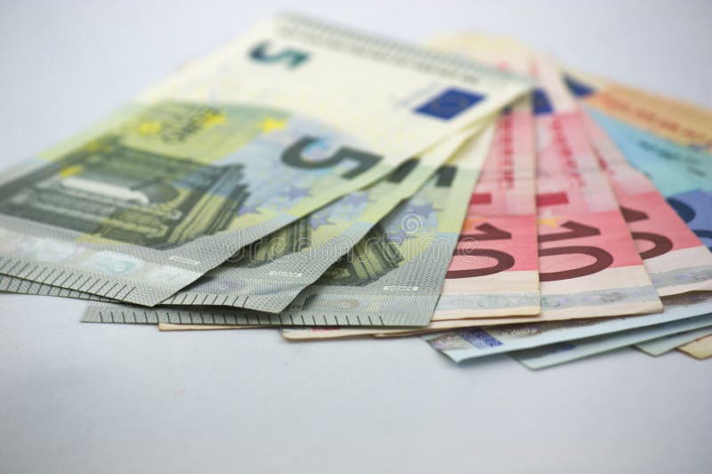 Plusieurs Factures D'euro Sur Une Table Blanche Photo stock - Image du ...