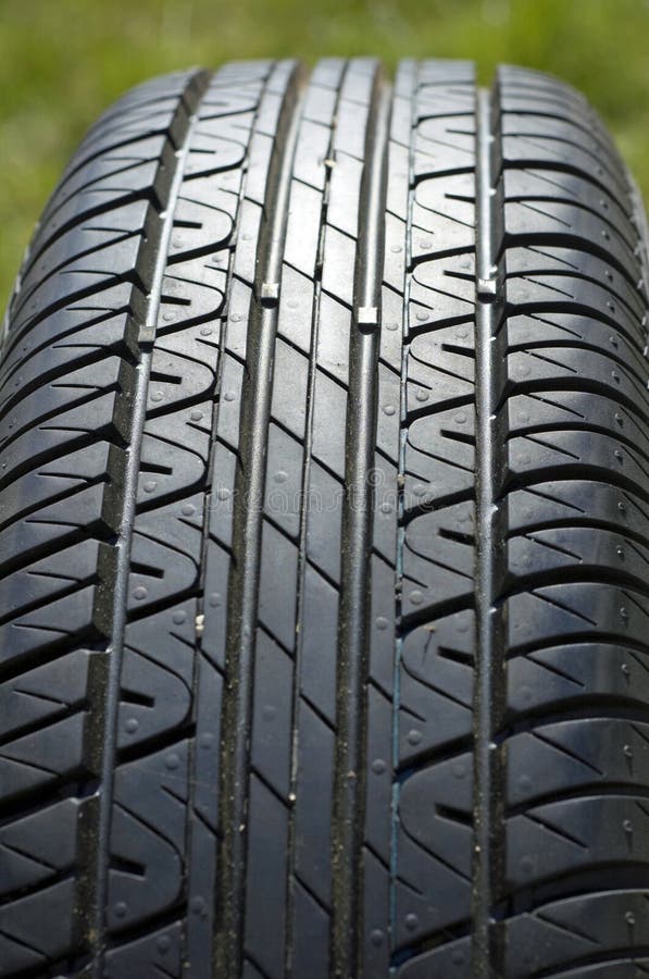 Pneu image stock. Image du goujon, configuration, semelle - 2275103
