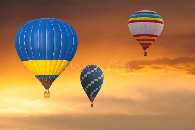 Due Mongolfiere in Volo Sul Cielo Di Tramonto Fotografia Stock ...
