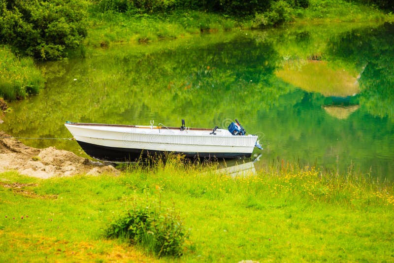 Poco Barco En Orilla Del Agua Imagen de archivo - Imagen de sunlight ...