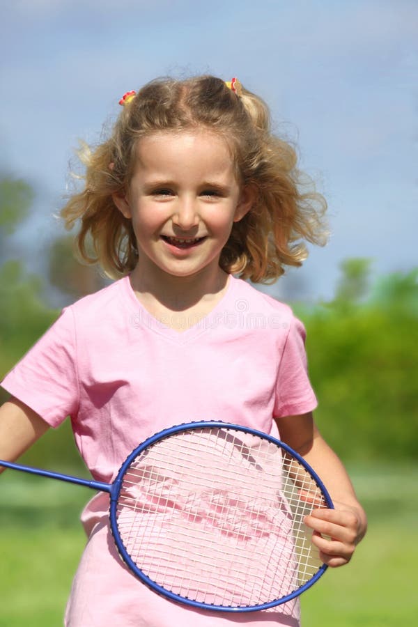 Poco jugador del bádminton foto de archivo. Imagen de alegre - 9918286