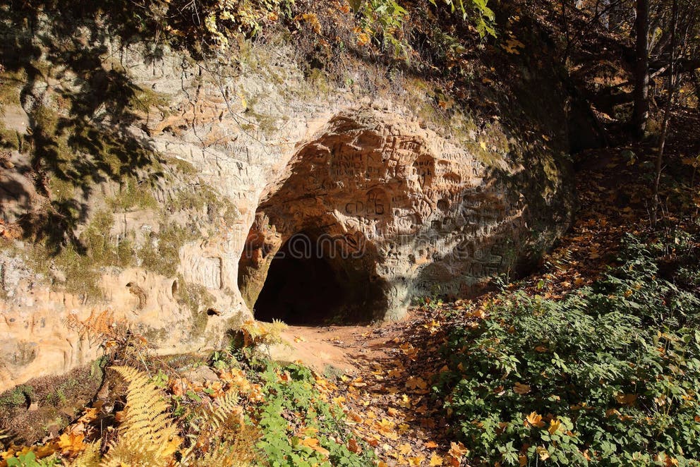 Poco la cueva del diablo foto de archivo. Imagen de cubo - 130271572