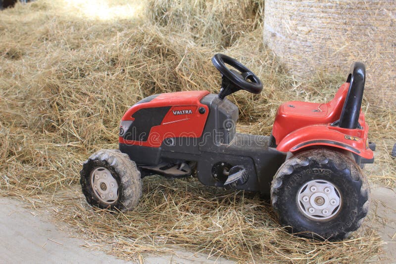 Poco Tractor En La Granja En Lingen, Luxemburgo Imagen editorial ...