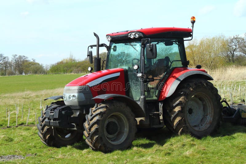 Poco tractor rojo imagen de archivo. Imagen de ruedas - 69946219