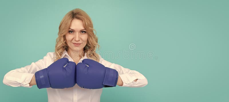 Poder Das Raparigas. Mulher Bem-sucedida Em Luvas De Boxe Tem Sucesso ...