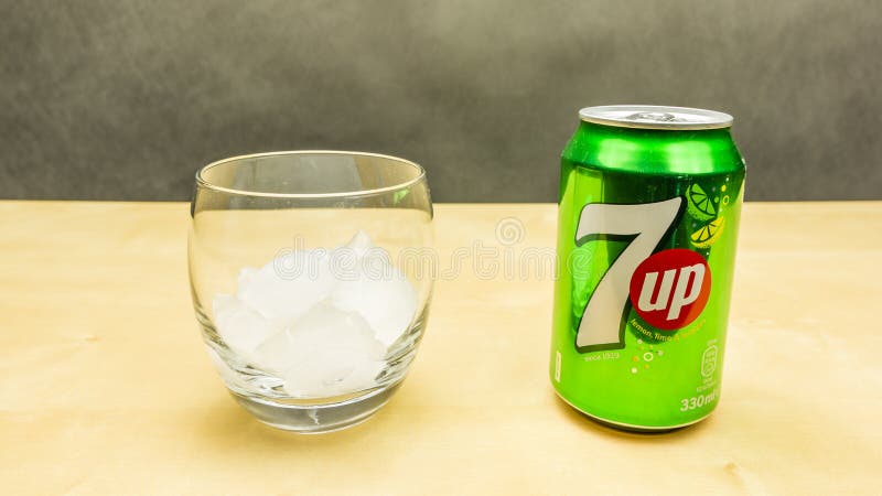 Poder De a De La Bebida 7up Y Un Vidrio De Hielo Foto editorial ...
