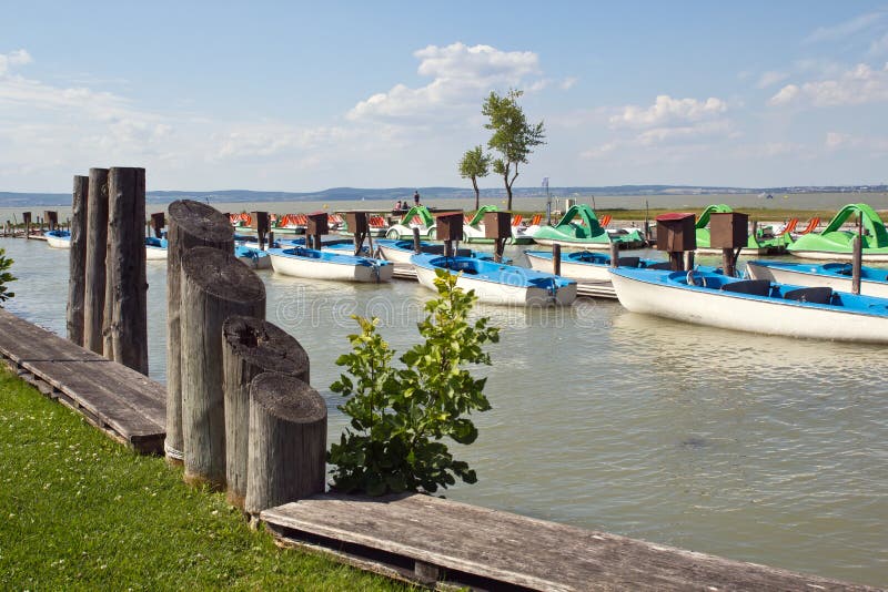 Podersdorf, lac Neusiedl photo stock. Image du natation - 63436374