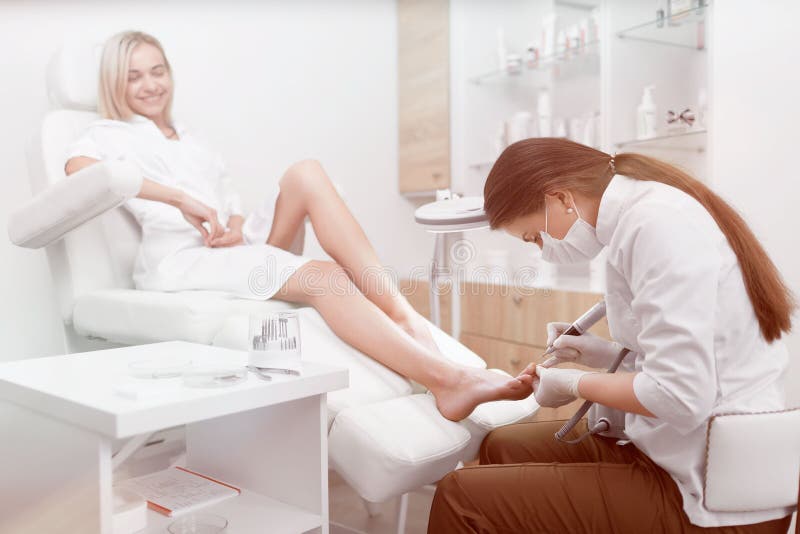 Podiatra Que Hace El Procedimiento Para El Pie Sonriente De Los ...