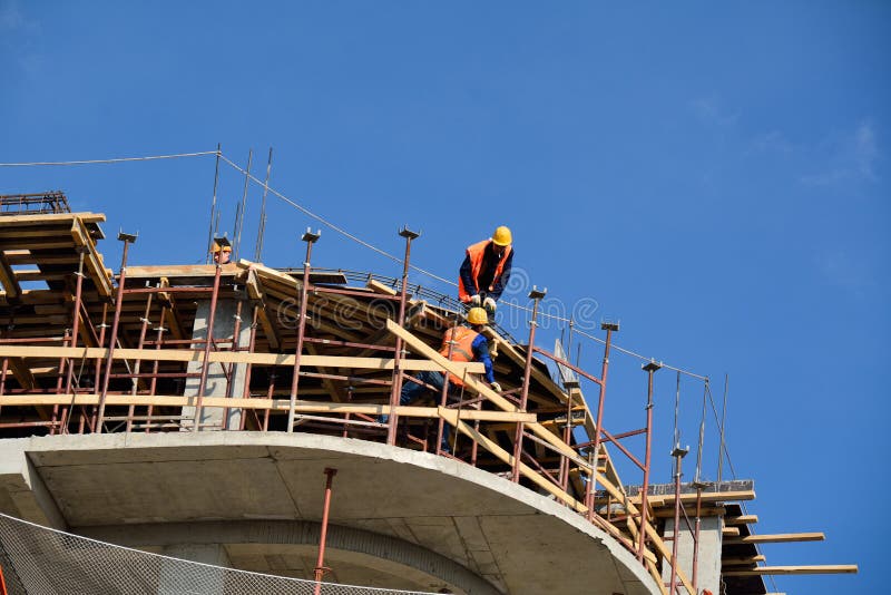 Construction Workers Edge Building Stock Photos - Free & Royalty-Free ...