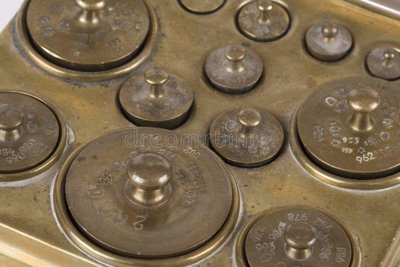 Poids en laiton image stock. Image du intervalle, poids - 4495955
