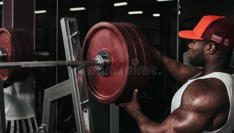 Poids Formant Le Bodybuilding Faisant Africain Image stock - Image du ...