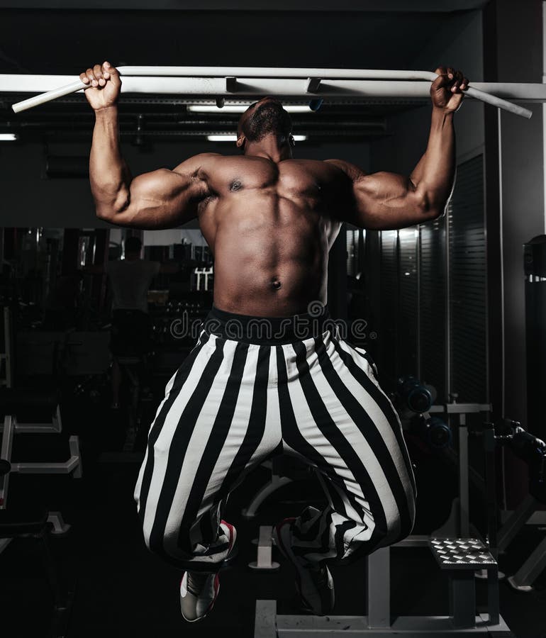 Poids Formant Le Bodybuilding Faisant Africain Image stock - Image du ...