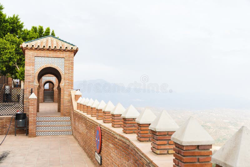 Point D'observation D'un Château Et Horizon Clair Visible De Là Photo ...