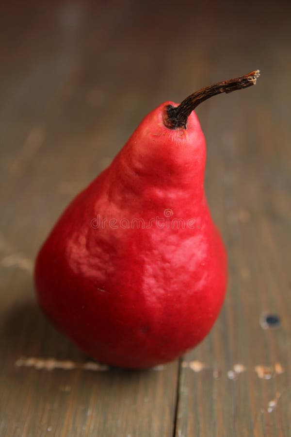 Poire bartlett rouge photo stock. Image du nourriture - 13724606