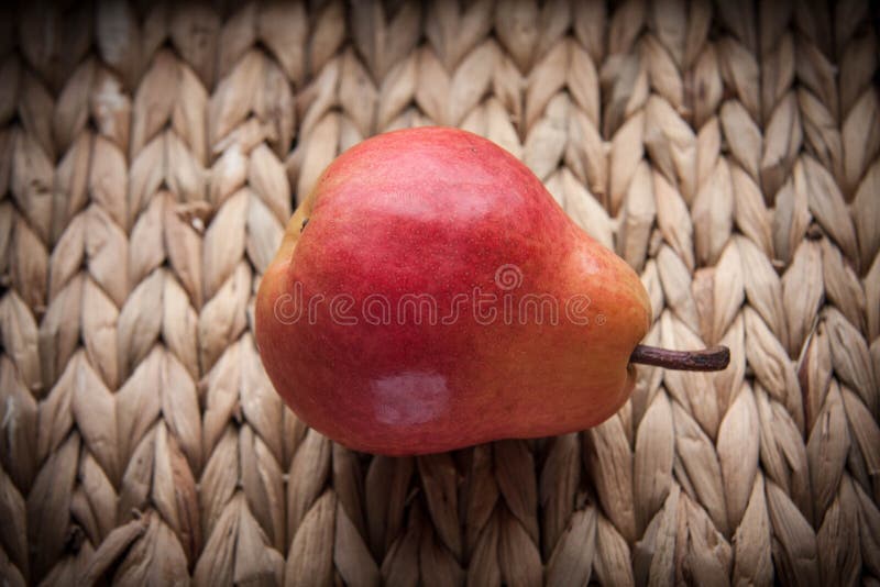 Poire rouge juteuse image stock. Image du groupe, fruits - 91078201