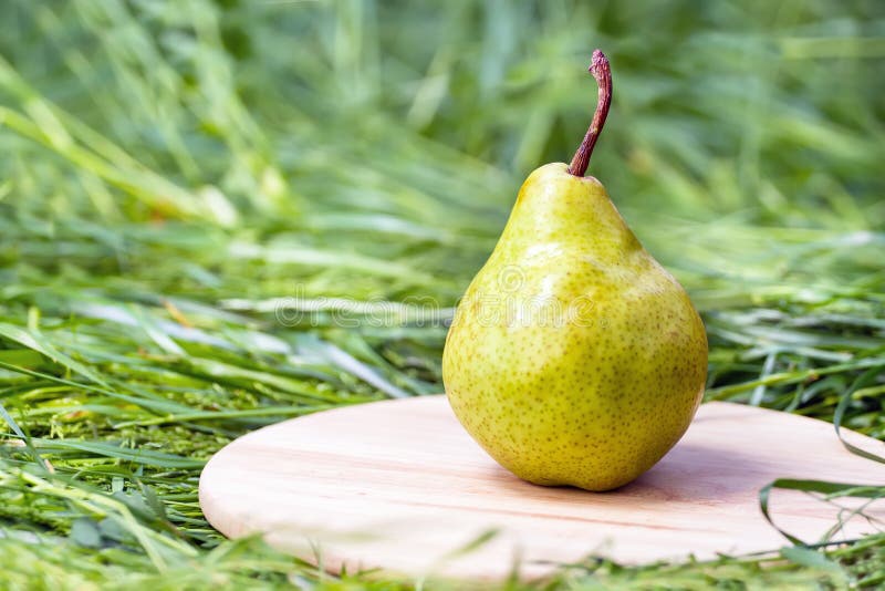 Poire juteuse image stock. Image du vert, blanc, isolement - 61424711