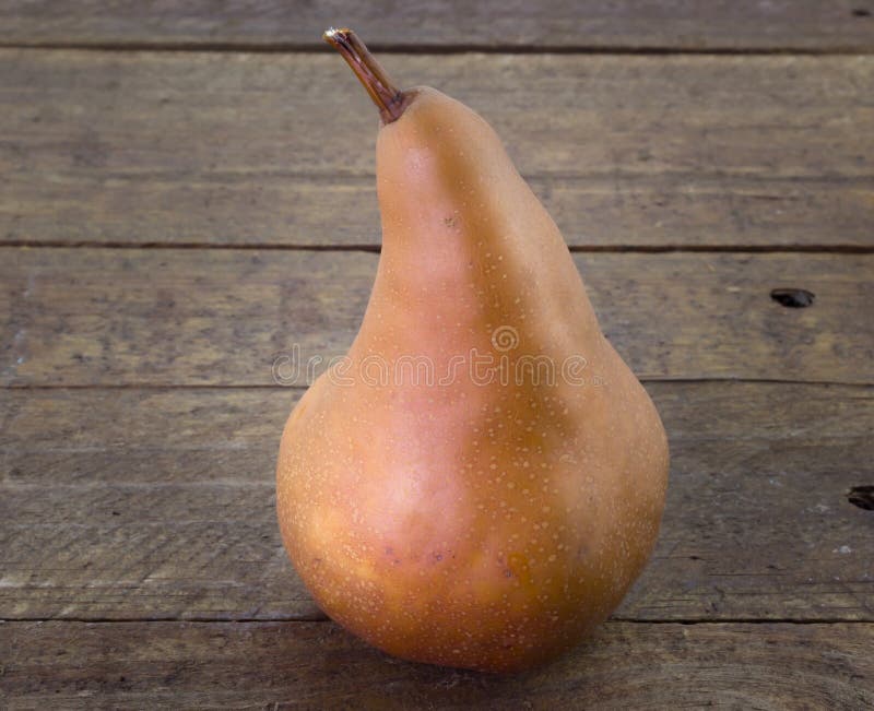 Poire Simple De Bosc Sur La Table En Bois Rustique Image stock - Image ...
