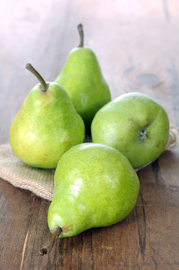 Poire verte image stock. Image du mûr, wooden, fruité - 70320949