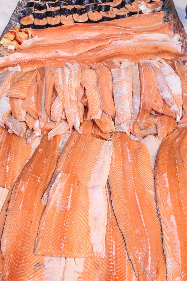 Les Poissons Ont Coupé En Tranches Le Casse-croûte Salé Image stock ...