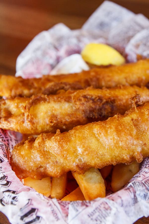 Poisson-frites Traditionnels Avec De La Salade Image stock - Image du ...
