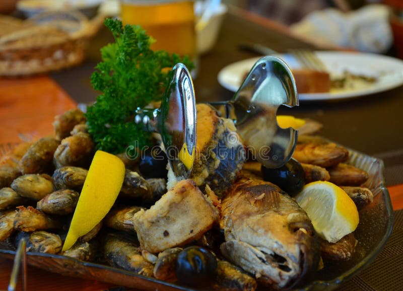Poissons Assortis Dans Le Restaurant De Mer Photo stock - Image du ...