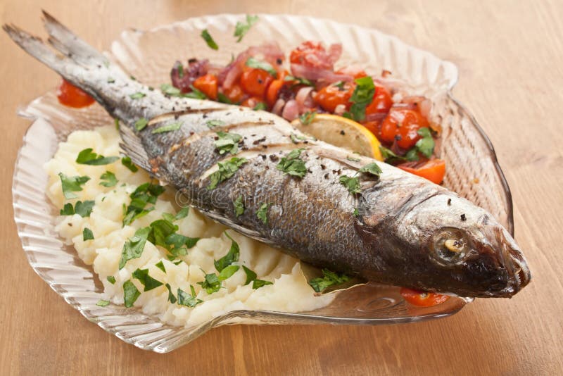 Poissons Cuits Au Four De Bar Photo stock - Image du garni, citron ...