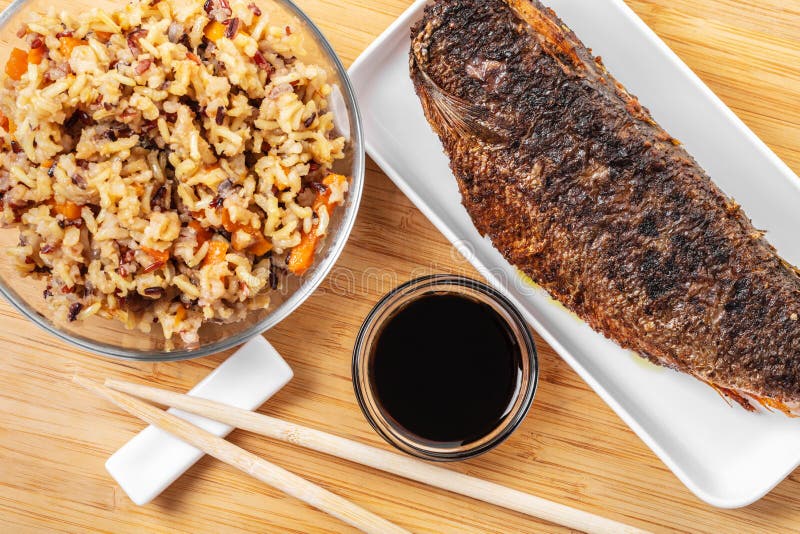 Poissons Cuits Avec Du Riz Et Des Légumes Photo stock - Image du grillé ...