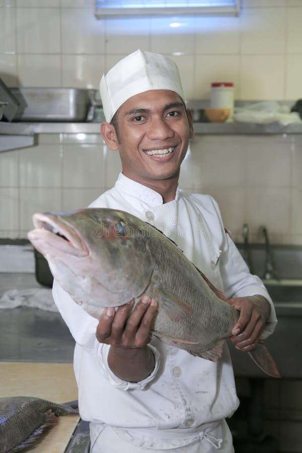 Poissons De Fixation De Chef Au Boucher Image stock - Image du seafood ...