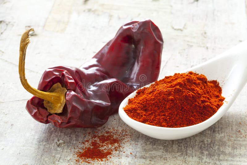 Poudre De Poivre De Piment Rouge Sur Le Fond Blanc Image stock - Image ...