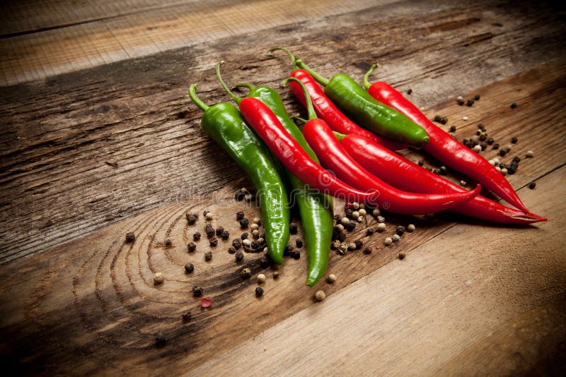 Chili Peppers D'un Rouge Ardent Avec La Vieille Feuille De Papier Image ...