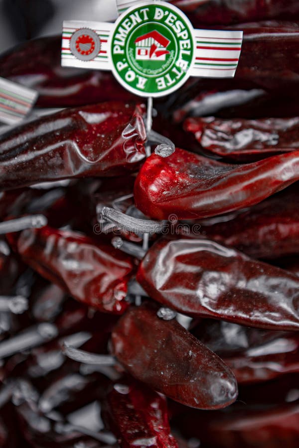 Poivrons De Piment D'un Rouge Ardent - Espelette Photo stock éditorial ...