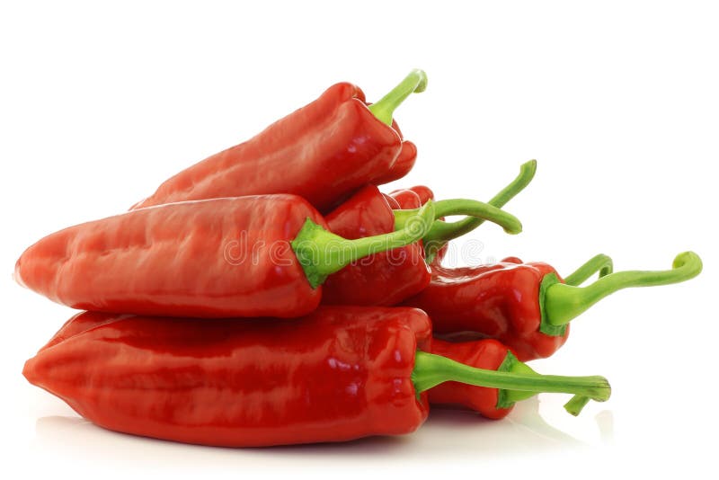 Poivrons doux rouges frais image stock. Image du cuisine - 32390885