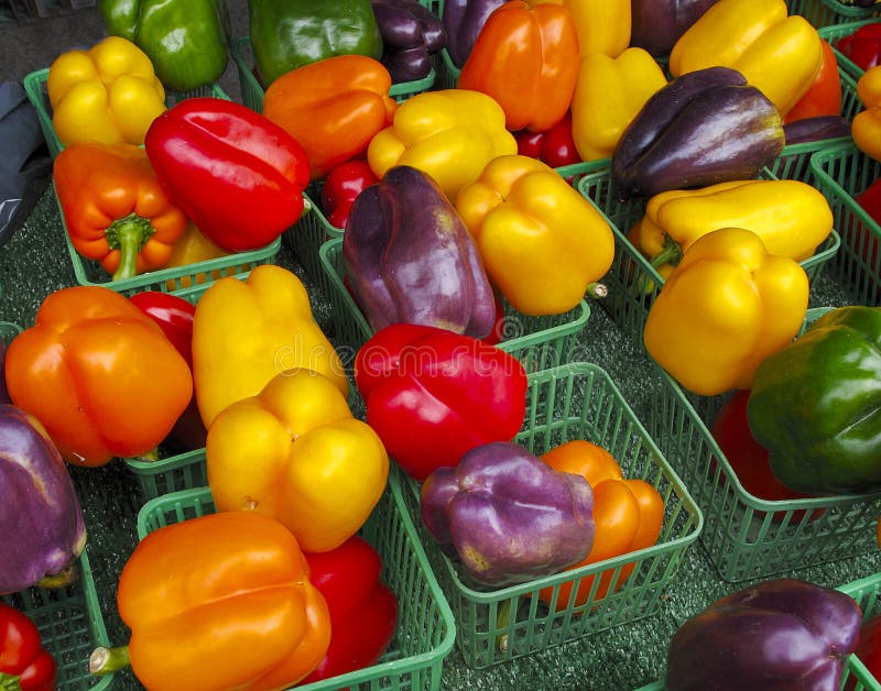 Poivrons Multicolores Au Marché Photo stock - Image du poivron, propre ...