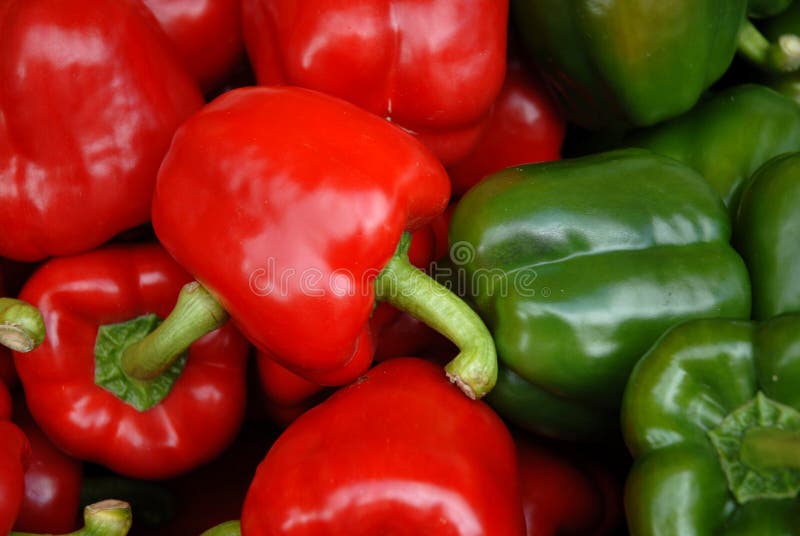 Poivrons rouges et verts image stock. Image du vitamines - 2873355