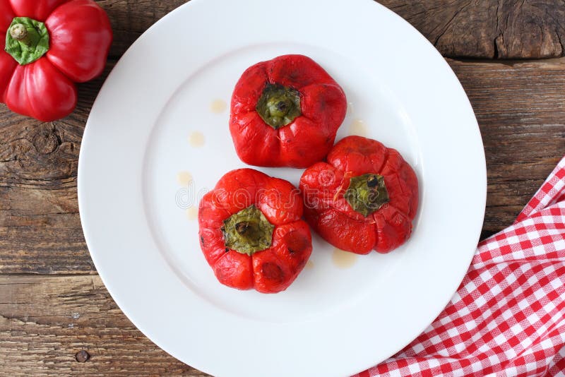 Trois Poivrons Rouges Ont Fait Cuire Au Four Image stock - Image du ...